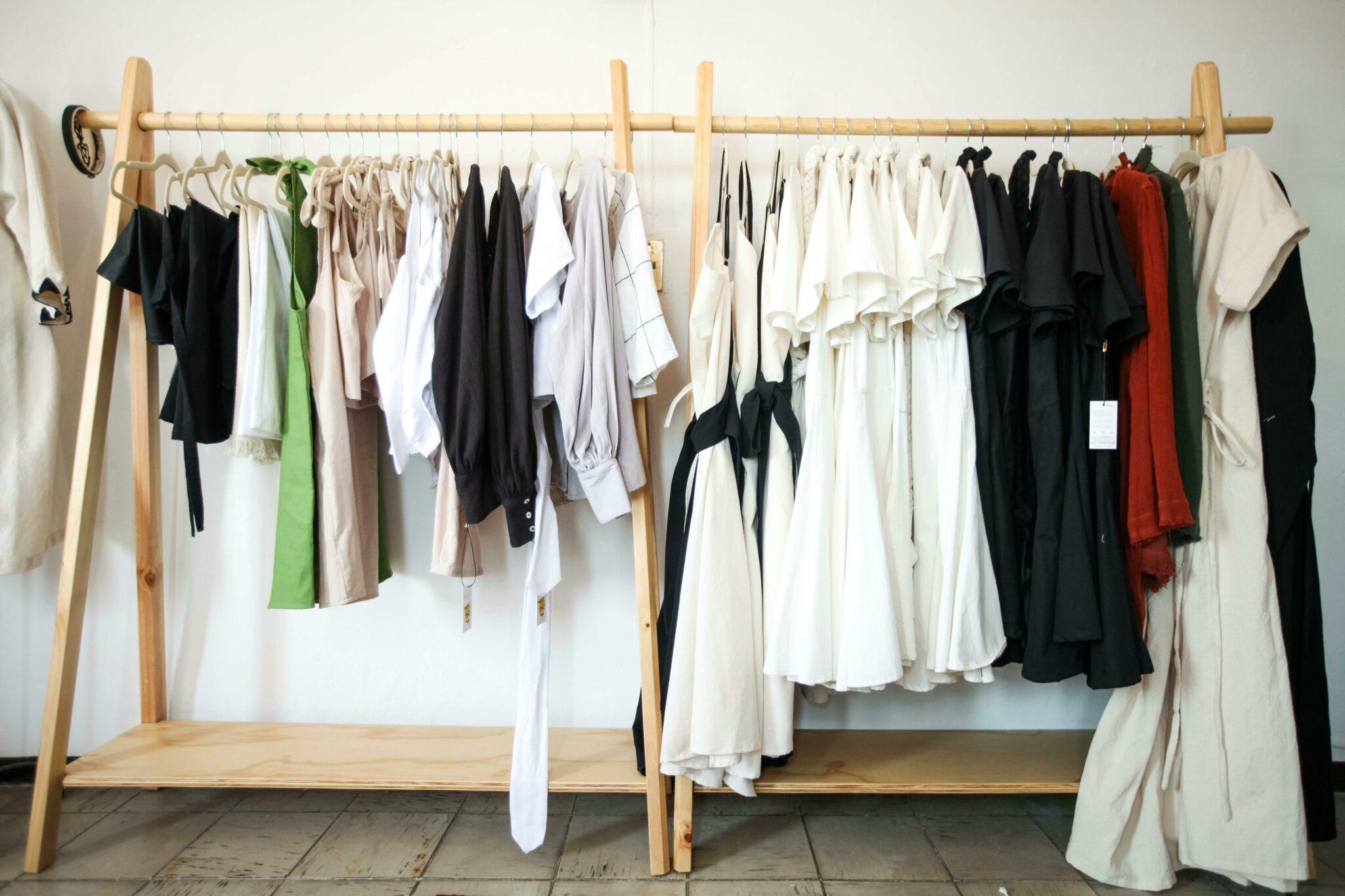 Garde Robe Minimaliste : Comment la créer pas à pas - ATODE